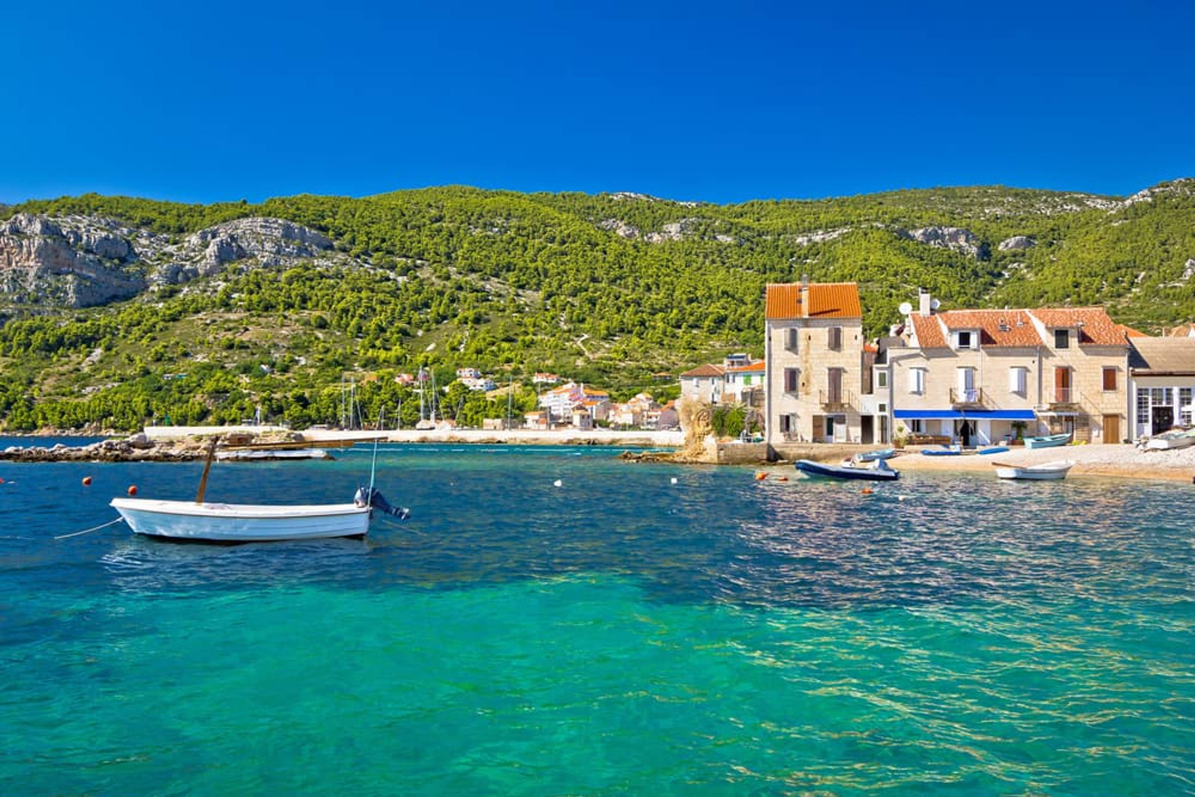 Vis: Ostrov poklidu a historie v Chorvatsku